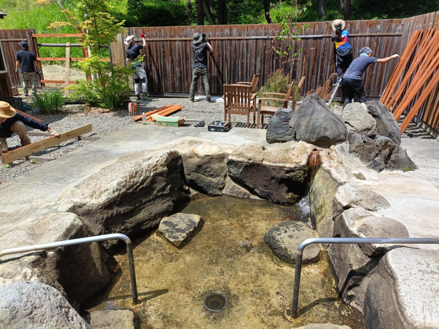 今日は温泉の修復作業 | 黄金の金玉を知らないか？